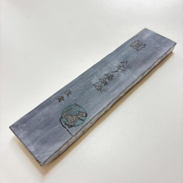 場所：京都府亀岡方面用途：仕上げ砥石粒度：#8000-#10000地層・特徴：浅黄硬さ： 3.5/5泥: 標準、名倉砥石無しでも使用可能筋：影響なし寸法：縦169mm　横37mm　高さ11mm※出品者の感覚によりますので、あくまで参考情報と...