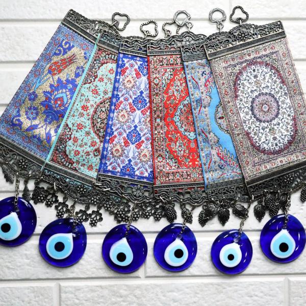 ●商品名：ナザールボンジュウ絨毯オーナメント●サイズ： 長さ/約30cm ナザールボンジュウ/直径約5cm/絨毯幅10cm●素　材： ガラス/メタル/ポリエステル●生産地： トルコ共和国●商品特徴：悪意を持った視線(邪視)によって災いが降り...