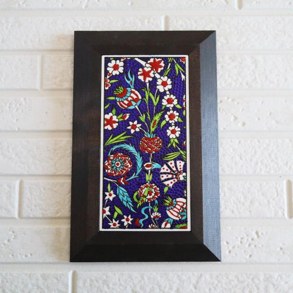 ●生産国：トルコ共和国●素　材：陶器（手描きの絵付け） 木製枠●サイズ：縦27cm×横17cm（タイル20cm×10cm）●商品詳細：トルコ陶器の生産の中心になっているキュタフヤ地方の工房で作られた手描きのタイルです。トルコの国花チューリッ...