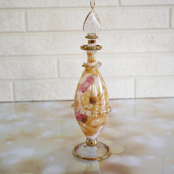 ●商品名/ エジプト香水瓶●サイズ /高さ約20cm×底直径約5cm（高さはキャップを含む）●素材 /ガラス製 ●生産地/エジプト● 商品特徴/ 繊細なデザインの、エジプトのガラス製香水瓶です。インテリアとして、ドレッサーに飾っていただいた...