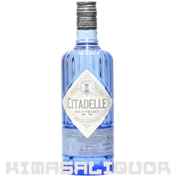 １９種類のスパイスや植物を使用し（１９種類使用はシタデルのみ）そのスパイスは痛めないように特別な袋で運ばれ抽出液はそれぞれ分けて蒸留されます。原料のアルコールも３回に分けて蒸留します。（２度のコラム、１度のポットスティル）各コンクールで多数...