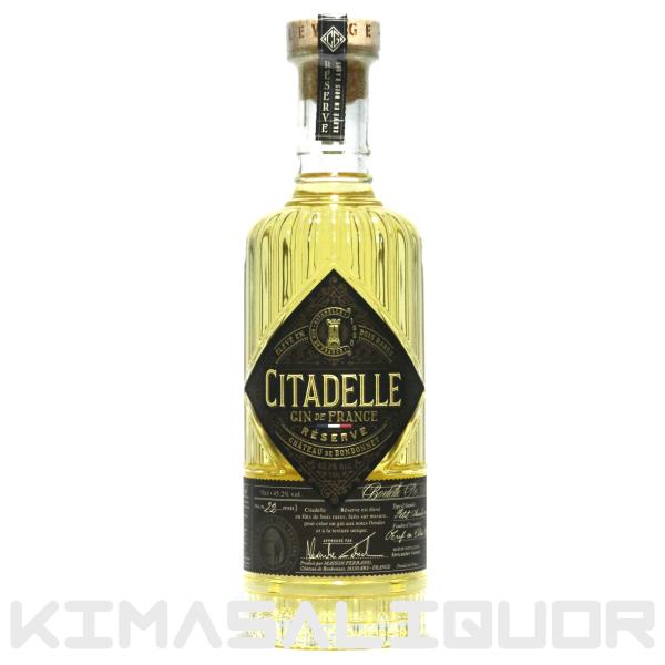 １９種類のスパイスや植物を使用し、そのスパイスは痛めないように特別な袋で運ばれ、抽出液はそれぞれ分けて蒸留されます。原料のアルコールも３回に分けて蒸留します（２度のコラム、１度のポットスティル）レゼルヴは、古いオーク樽で数カ月間熟成させるこ...