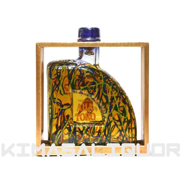 最低3年間オーク樽で熟成されたプレミアムテキーラです。100%ブルーアガベを原料とし、複雑で深みのある味わいと、なめらかな口当たり、奥行きのある甘みが特徴です。 当店ではラッピング対応は全ての商品に対しまして対応不可となります。開封時のコル...