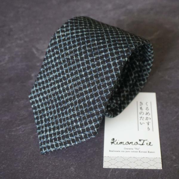 「久留米絣」黒地の文人絣（書生絣）柄のネクタイをご紹介します。文人絣は太宰治など、多くの文筆家が愛用していたことでも知られ、書生絣とも呼ばれます。文人絣は細かい柄に合わせて手間のかかる工程がありますが、戦災で美しい久留米絣ならではの伝統的な...
