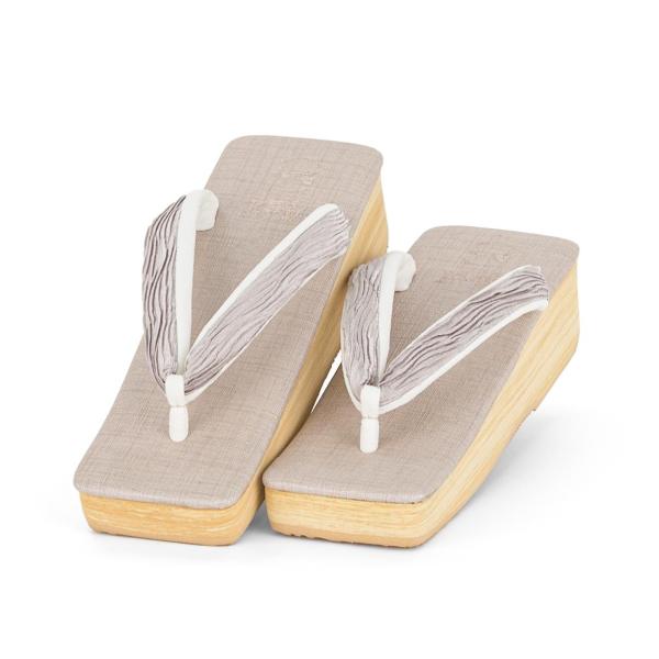 1908年創業　京都の老舗問屋・井登美が手掛けるブランド「優華壇」のカレンブロッソカフェ草履になります。スクエアタイプの台がきりっと粋な雰囲気ですね。立体感のあるふくれ織りの鼻緒もモダンで洒落た印象です。こちらの草履にはイタリアのソール専門...