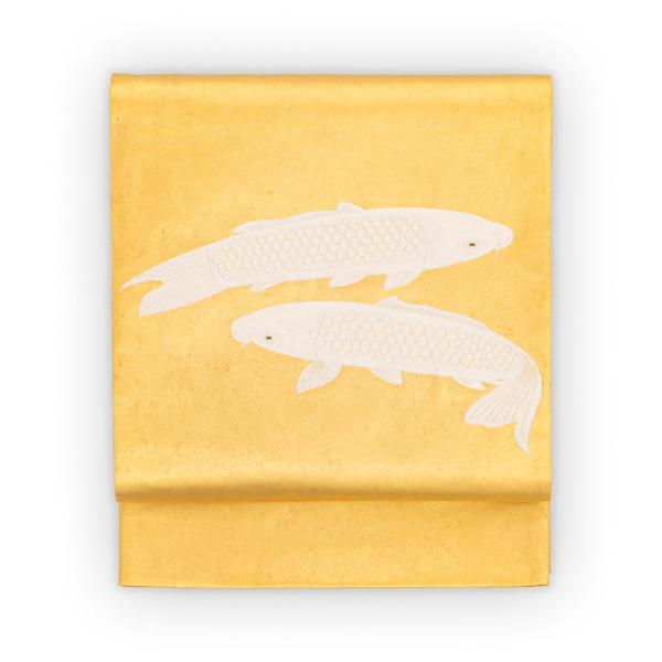 日本画家、大野藤三郎監修の袋帯です。本金箔の鮮やかな地に白い鯉が二匹。悠々と泳ぐ姿がなんとも神々しいですね。西陣 となみ織物製のお品です。胴巻き部分に折り目があります。やや使用感があります。その他は状態良好です。この商品はアンティークまたは...