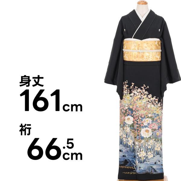 手描き友禅の黒留袖です。大輪の白牡丹をメインに水仙や梅などの花をたっぷりと描いた大変華やかな一枚です。目立つダメージ等はなく状態は良好です。この商品はリサイクルまたはアンティークです。ダメージ等よくご確認の上、ご注文ください。また、帯・小物...