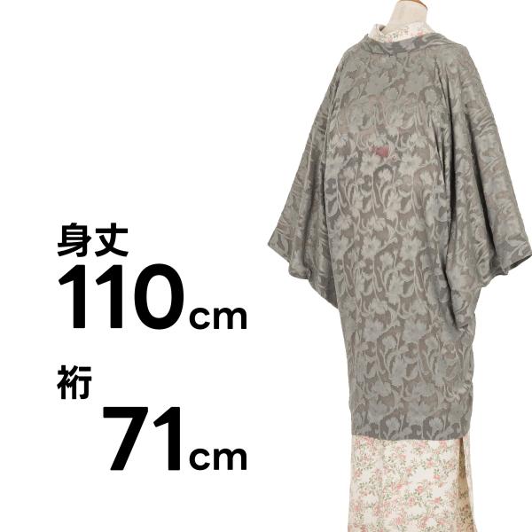 【召しませ花】ブランドの薄羽織です。とろみ感のある柔らかな生地がゆったり体に添う様がなんとも儚げ。花のシルエットの奥に着物や帯がほんのり透けて見える美しいデザインです。こちらの羽織は身八ツ口の部分が綴じられています。（男性の羽織と同じような...