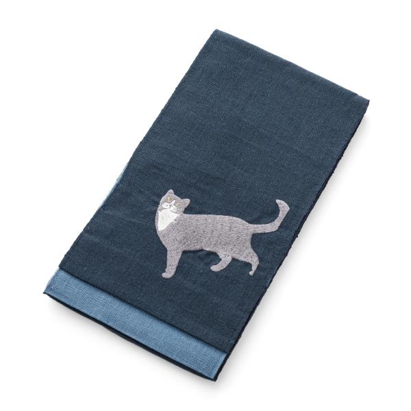 麻生地にハチワレの猫ちゃんを刺繍した半幅帯です。刺繍の箇所は垂先と前腹にそれぞれ1匹ずつ。前からも後ろからも猫ちゃんが見えるかわいい帯です。長さ約400cmとやや長めに仕立てられておりますので色々な帯結びをお楽しみいただけるかと思います。麻...