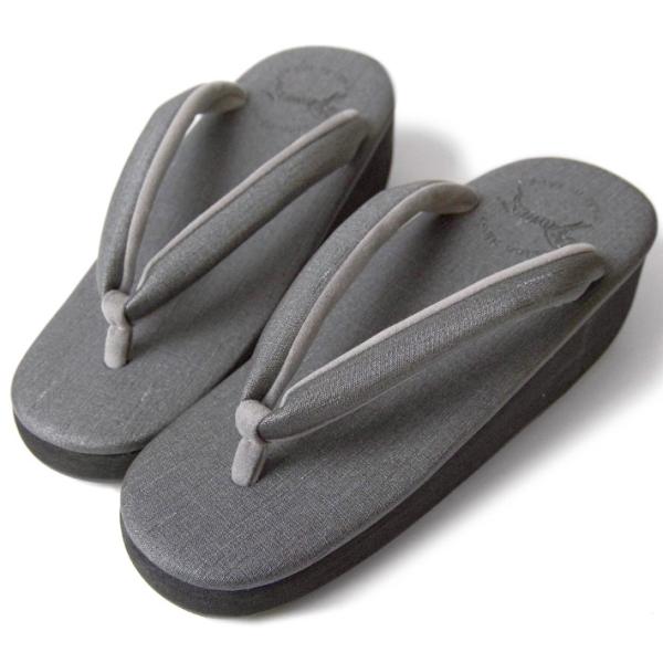 カフェぞうりプリンセス「プリンセス」は天生地と鼻緒にPVC（塩化ビニル）生地を採用したモデルです。PVC生地とはインテリア素材にも使用されているほど丈夫で、水濡れしてもさっと拭き取れ、お手入れも簡単なのが特徴です。【サイズ】　Ｓ:22.5〜...