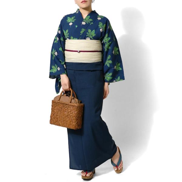 キメ細やかで美しい質感とお手入れのしやすさを併せ持つ、高機能ポリエステル生地「セオアルファ」による夏着物です。モダンで鮮やかなデザインは、従来の着物に捕らわれない今を楽しむ大人の遊び心。他にはない大胆なデザインと日常に馴染む機能性が、貴女の...
