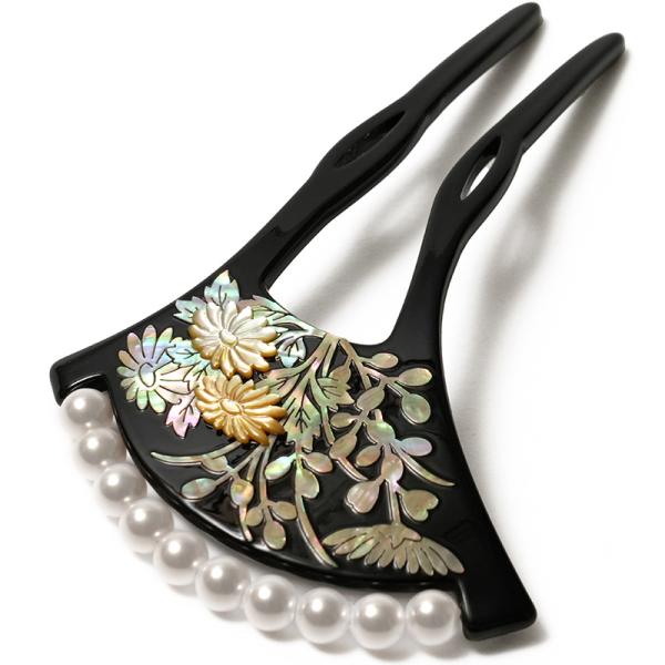 伝統的な和の文様が蒔絵風に描かれた優美なかんざしです。螺鈿を使った装飾が大変美しく、見る角度によってさまざまな色を魅せます。一点一点職人の手で作られており、細部まで丁寧に作られた高級感のある作りになっています。まとめ髪に一刺しすればおしゃれ...