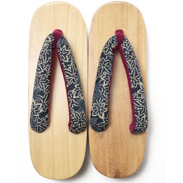 【桐右近下駄】和の伝統紋様をモダンに配した鼻緒が目を惹く桐下駄です。木の自然な風合いと、時代を超えて愛され続ける古典柄が、足元からあなたの着姿を粋に演出します。■サンダル感覚で履ける!歩きやすい『右近下駄』足にフィットしやすいカーブ状の台に...