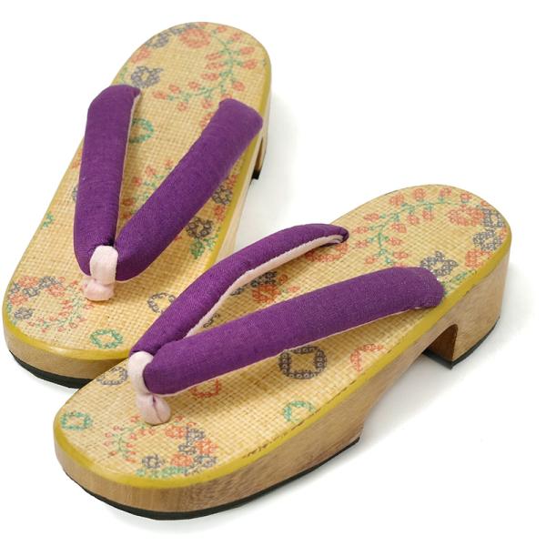 涼やかで肌触りの良い紙布を天に貼り付けた桐下駄です。「紙布」は細く切った和紙を織り上げた素材で、サラリとしたドライ感が魅力。表面に微細な凹凸があるため足にはりつきにくく、吸湿性・速乾性・通気性があるため、汗ばむ夏でも爽やかな履き心地です。鼻...