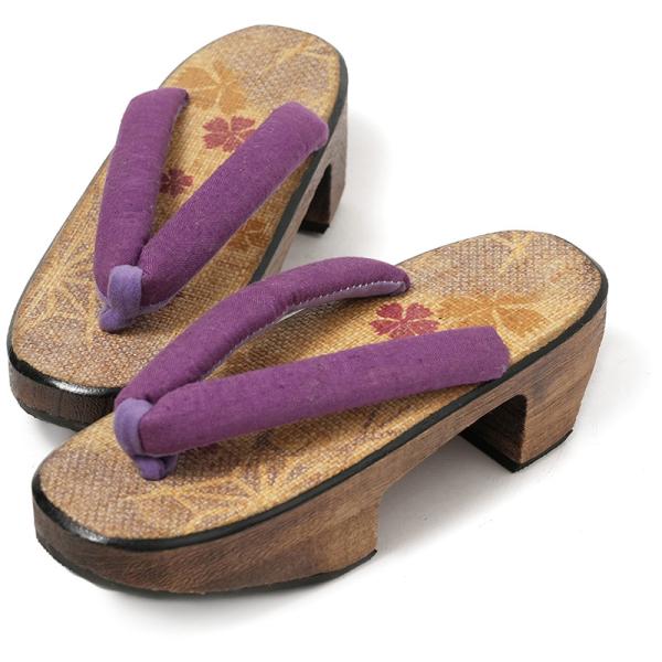 涼やかで肌触りの良い紙布を天に貼り付けた桐下駄です。「紙布」は細く切った和紙を織り上げた素材で、サラリとしたドライ感が魅力。表面に微細な凹凸があるため足にはりつきにくく、吸湿性・速乾性・通気性があるため、汗ばむ夏でも爽やかな履き心地です。鼻...