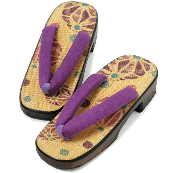 涼やかで肌触りの良い紙布を天に貼り付けた桐下駄です。「紙布」は細く切った和紙を織り上げた素材で、サラリとしたドライ感が魅力。表面に微細な凹凸があるため足にはりつきにくく、吸湿性・速乾性・通気性があるため、汗ばむ夏でも爽やかな履き心地です。鼻...