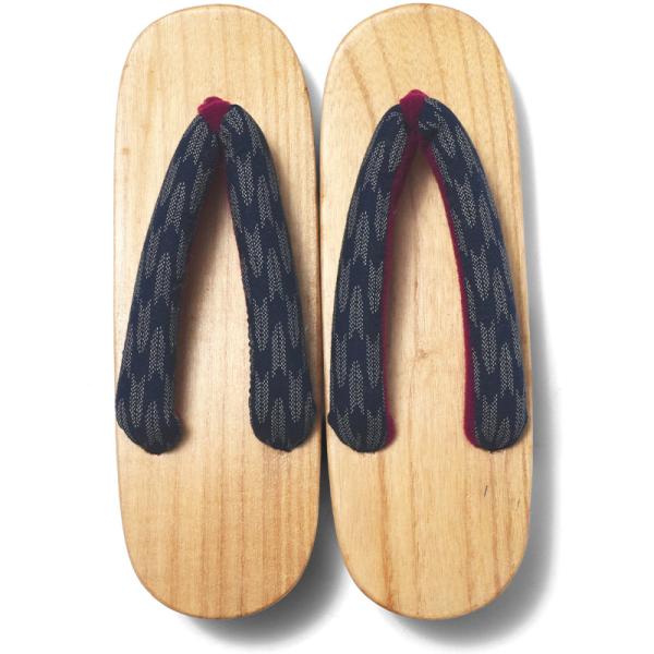 【桐右近下駄】和の伝統紋様をモダンに配した鼻緒が目を惹く桐下駄です。木の自然な風合いと、時代を超えて愛され続ける古典柄が、足元からあなたの着姿を粋に演出します。■サンダル感覚で履ける!歩きやすい『右近下駄』足にフィットしやすいカーブ状の台に...