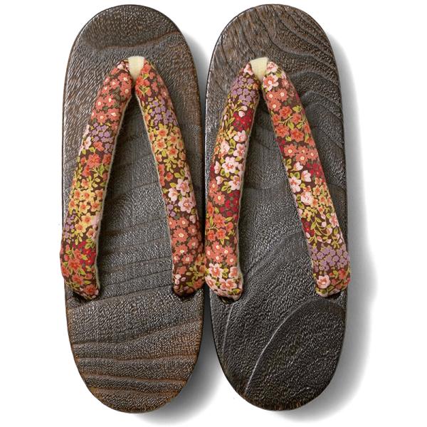 【桐右近下駄】和の伝統紋様をモダンに配した鼻緒が目を惹く桐下駄です。木の自然な風合いと、時代を超えて愛され続ける古典柄が、足元からあなたの着姿を粋に演出します。■サンダル感覚で履ける!歩きやすい『右近下駄』足にフィットしやすいカーブ状の台に...