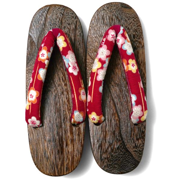 【桐右近下駄】和の伝統紋様をモダンに配した鼻緒が目を惹く桐下駄です。木の自然な風合いと、時代を超えて愛され続ける古典柄が、足元からあなたの着姿を粋に演出します。■サンダル感覚で履ける!歩きやすい『右近下駄』足にフィットしやすいカーブ状の台に...