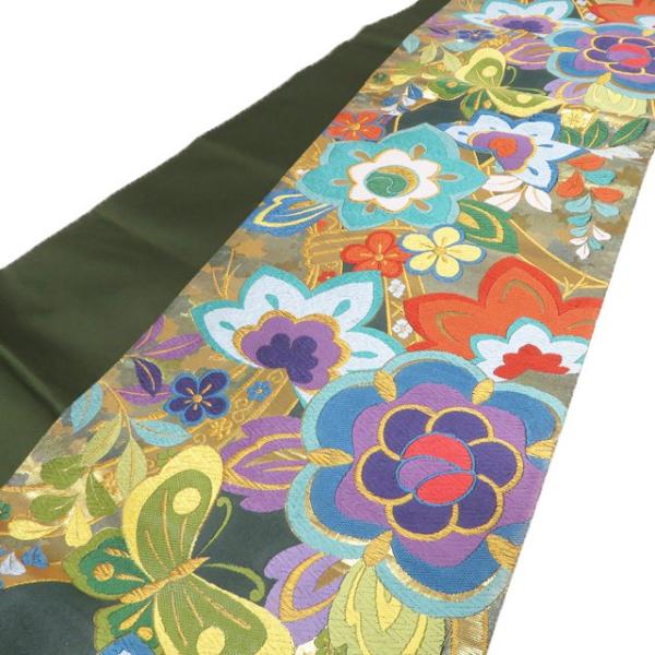 サイズ 453cm ｘ 31cm素材 正絹商品ランク Cお色 深緑色 多色 金手先口が全開しています。多少糸のほつれ、裏側所々変色・ヤケがございますが、まだまだご着用いただけるお品物です。帯芯の入っていないお品物です。写真に写っている帯のみ...