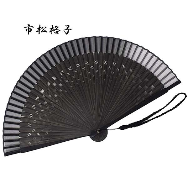 市松格子　黒専用箱入り扇子素材：扇　ポリエステル/骨　竹サイズ：約22ｃｍ製造企画、扇面：日本　竹・仕上げ：中国注意　モニターの発色の具合によって実際のものと色が異なる場合があります◇用途◇普段使い・ビジネスシーン・着物や浴衣とのコーディネ...
