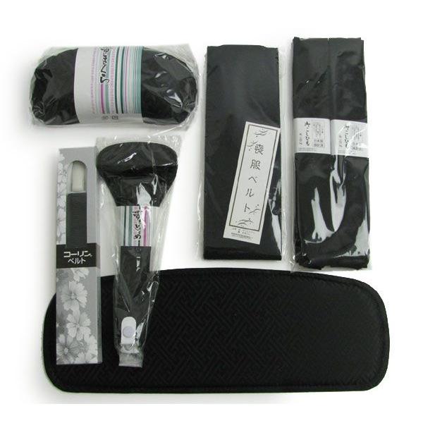 【セット内容】○帯まくら　１点 【素材】　表地レーヨン100％　中　ウレタン100％ ○前板　　　１点 【素材】　表レーヨン100％　裏レーヨン100％ ○喪服ベルト（伊達締めとして）1本○帯どめ　　１個 【素材】　レーヨン100％○腰ひも...