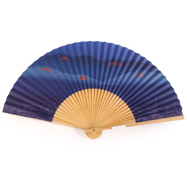 扇子 単品 メンズ 　【色柄】紺ぼかし 五山の送り火　【素材】扇面：紙・日本製　扇骨：白竹（染骨）・中国製　仕上げ：日本　【サイズ】長さ：21.5cm　【詳細】京都・五山の送り火をシンプルに表現した、人気の扇子です。