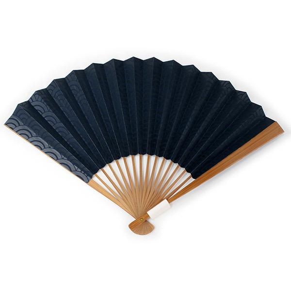 扇子 単品 メンズ 　場所を取らず鞄にそっと忍ばせられて　使いたい時にサッと取りだせる扇子。　扇子は暑い夏に必須のアイテムです！　〜渋引〜　柿渋を重ねて塗ることにより、抗菌効果があるとされます。　紙に耐久性と独特のヤツをもたせる加工です。　...