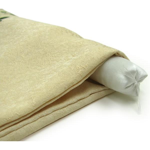 きものまくら（きもの枕）　着物を畳む時に折り目のところに挟んで使います。ふかふかの着物布団が着物や帯のシワを防止してくれます♪【素材】表地　ポリエステル　100％　中綿　ポリエステル　100％　【サイズ】長さ　約34.5cm　直径　約2.5...