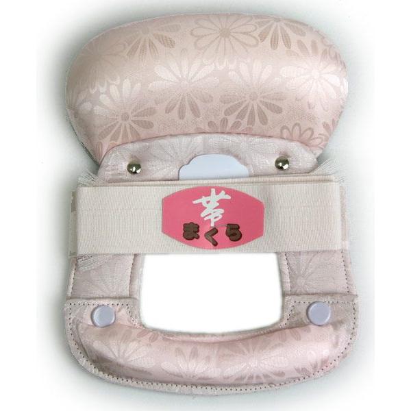 あらかじめ名古屋帯のお太鼓部分をセッティングしてよいしょっと背負うだけのカンタン帯結び。着付け教室で初心者向けに使用されることが多い帯まくらです。新型は窓枠の下部分が取り外し可能になっているので手先部分を通す手間が省け、また通すときに帯がす...