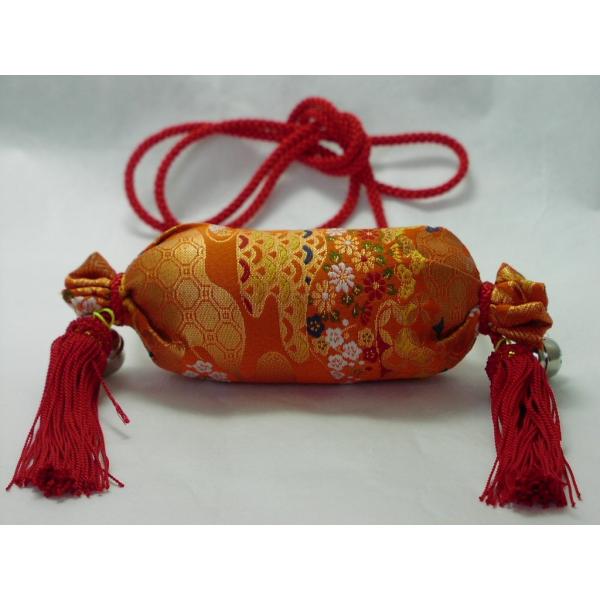 肩からタスキ掛けに下げる、金襴生地祭りお守りです。九州の山笠祭りや、石川県の青柏祭でか山祭りなど、日本各地のお祭りの時にご利用いただければと思います。金襴生地に綿をつめ、俵型にして、氏神様より頂いたお札を縫い込んであります。房と鈴も付いてい...