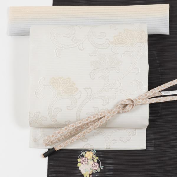 お仕立て済なのですぐ締められる、お値打ち価格の夏帯！軽やかな帯地ですので、単衣・夏時期にも涼やかな印象に。 透け感のあるお着物をふんわりと引き締め、大人の洒落感を添えてくれる一本です。紬、小紋、夏御召、上布、単衣の付下げなどにも合わせやすく...