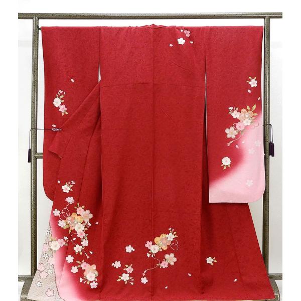 商品説明正絹・振袖です。氷割地紋のストロベリーレッド地にピンクの裾ぼかしと多色と金箔・刺繍で桜や手毬模様が柄付けされています。愛らしい桜模様を甘い色調でまとめた可憐な振袖です。生地：正絹胴裏：合繊ハイテク仕立状態着用感もほとんど無く、目立つ...