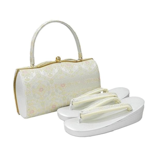 商品説明伝統と格調のかたち／紗織ブランドの草履・バッグセットです。西陣織帯地が使われた品良く華やかなセットです。訪問着や留袖・色無地などのフォーマル・礼装用にお使いいただけます。 バッグ色柄：銀×金・ピンク・水色／亀甲華霞模様サイズ：高さ約...