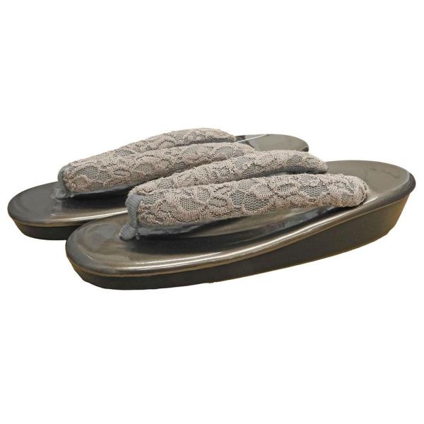 商品説明お洒落なエナメル調のウレタン草履です。小紋や紬などのカジュアル着物と相性の良い草履です。台色:アッシュゴールド鼻緒色:ミルクティー色×深川鼠色前坪色：深川鼠色鼻緒柄:幾何模様サイズ：フリー[長さ約24cm／幅約8cm／かかと高さ約3...