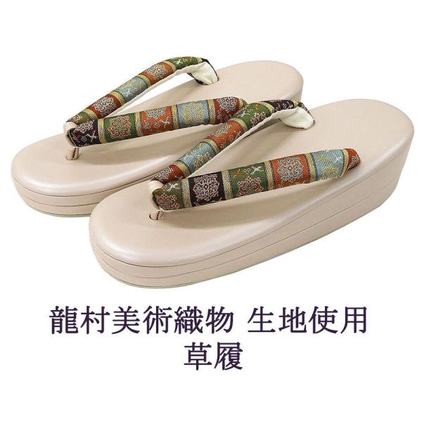 商品説明 帯の名門/西陣織・龍村美術織物帯地使用の草履です。正絹生地が使われた龍村を象徴する独創的な文様の鼻緒。小紋や紬などのカジュアル着物と相性の良い草履です。色・柄台色 灰桜色/エナメル調鼻緒色柄 渋めブルー・柿茶色・緑・金銀糸／唐花雙...