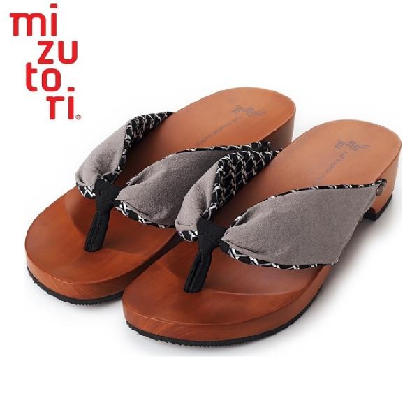 表生地の凹凸感がハードで無骨な印象でありながら、裏地のモダンな幾何学模様が遊び心のある１足です。izutoriオリジナル《げた物語》毎日履きたくなる心地よさは幅広い年代から愛されています。モダンなデザインと足裏にフィットする履き心地の良さで...