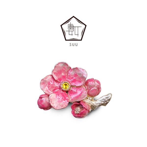 帯留 数 SUU 梅花 帯留め パルナートポック 着物 洒落 春 梅 お正月 ピンク 【LINE登録で５%OFF】素材ピューター・カットガラスサイズ(約)縦25mm×横33mm色鮮やかな紅梅の帯留め。蕾や、まだ咲きかけの花が多い中、一輪だけ...