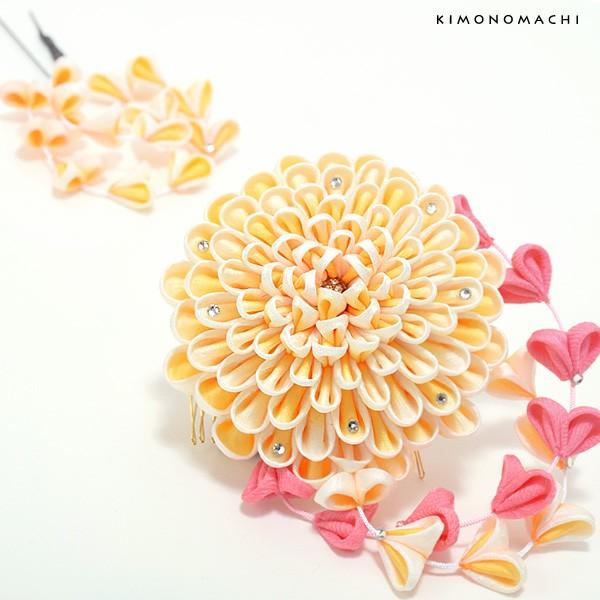 つまみ細工のお花の華やかな髪飾り2点セットです。振袖などの華やかなお着物に合わせて、成人式、結婚式などの晴れやかな席に。卒業式の袴に。つまみの下がり飾りではなく、輪っか状の飾りがついていて、ボリュームがあります。小さなUピン飾りもついている...