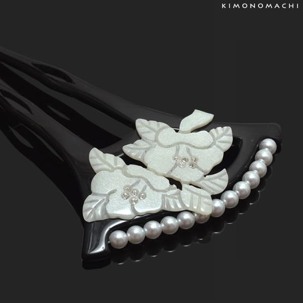 上品な華やかさのあるかんざしです。訪問着、色留袖、色無地などのお着物に合わせて、結婚式、パーティーなどのフォーマルな場面に。パールビーズの品良く、高級感があります。シンプルなので、お着物を選ばず合わせやすく、しかしながら、こだわりの感じられ...