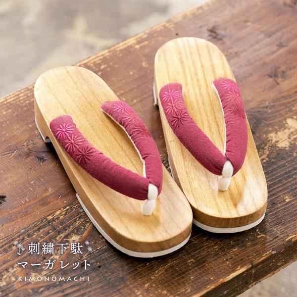 京都きもの町オリジナルの女性下駄です。台は桐の白木で、鼻緒に刺繍が入っています。鼻緒は裏地がふわふわですので、擦れて痛くなりにくい下駄です。また、ゴム底なので、滑りにくく安心です。浴衣に合わせて、オシャレな下駄を合わせてみてはいかがでしょう...