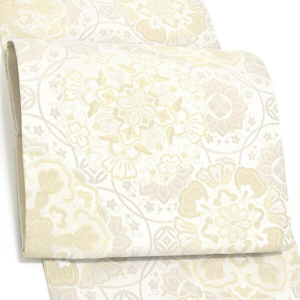 晴れの日を彩る振袖に。華やかさはそのまま、ポリエステル製なのでお手入れ簡単！お手持ちの振袖に合わせて、また、ママ振や姉振に合わせて、自分だけの装いに。成人式、結婚式などのおめでたい席の振袖に。上品な華やかさを演出してくれます。【商品内容】お...