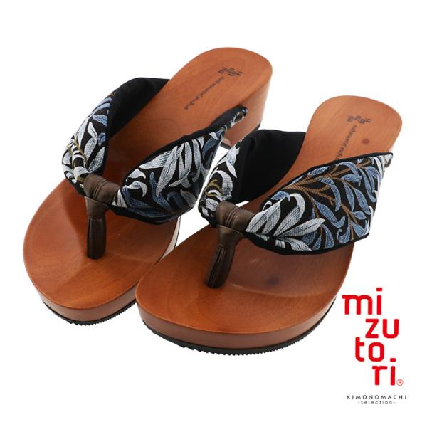 はきもののプロ、水鳥工業／げたのみずとりが作る履き心地の良い下駄です。mizutori-originaljapanesegeta-足裏にフィットするように施されたオリジナルの彫りと、クッション性のある鼻緒による履き心地の良さ。そして、現代の...