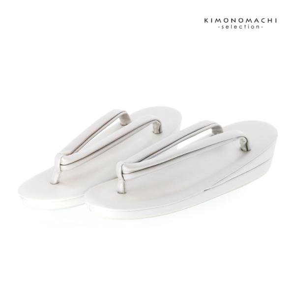 留袖や訪問着などの礼装に合わせてお使いいただける草履です。裏底には、滑り止めのゴム台が付いています。台は適度なクッション性を備えています。足や腰への負担を軽減するため、お出かけ等で長時間歩かれる場合に最適です。【商品内容】草履1点【色柄】マ...