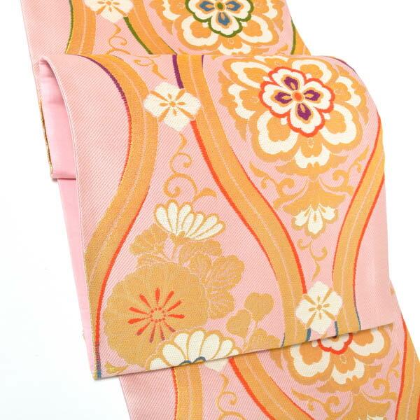 【状態】中古A目立った難なし。管理タグがついています。タグを外してのお届けは承ることができません。予めご了承ください。【商品内容】お仕立て上がり袋帯1点【色柄】青みのピンク地に、オレンジ・青・緑で縁取った金の立涌、華文様が華やかな印象を与え...