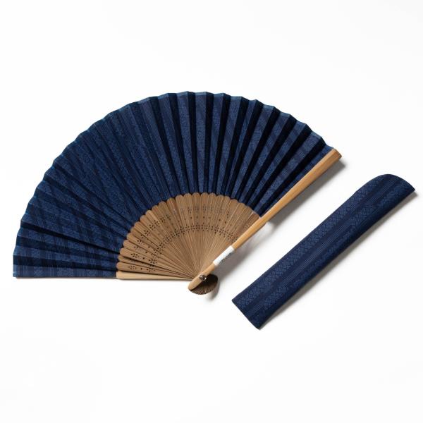 綿の生地を献上柄に染めた、男女使えるサイズ感が特徴の献上綿扇子。シンプルなデザインが上品さを演出し、様々なシーンで活躍します。差し袋も付属しており、持ち運びに便利です。素材綿：100％竹軸カラー紺※柄／染めサイズ幅：約37cm長さ：約21c...