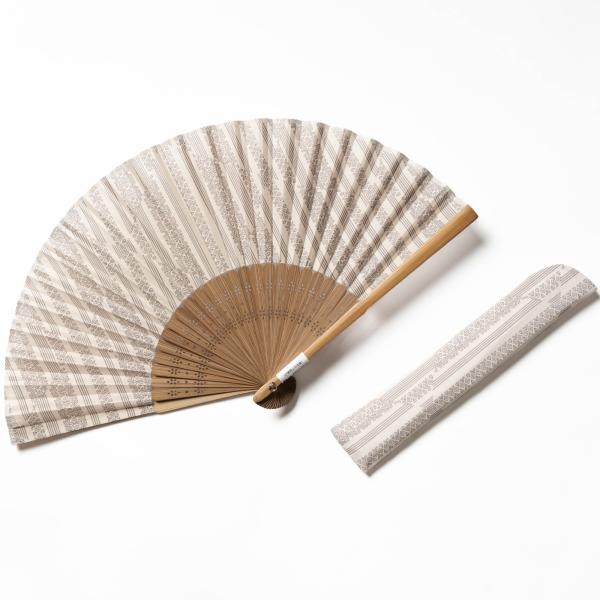 綿の生地を献上柄に染めた、男女使えるサイズ感が特徴の献上綿扇子。シンプルなデザインが上品さを演出し、様々なシーンで活躍します。差し袋も付属しており、持ち運びに便利です。素材綿：100％竹軸カラー白※柄／染めサイズ幅：約37cm長さ：約21c...