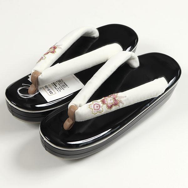 新品　お箱入り　合成皮革使用■サイズ（実寸）　草履の長さ：約２４cm幅：約８cmかかとの高さ：約５cm（適応サイズ２３cm〜２４．５cmまでの方）振袖はもちろん、お洒落着にもピッタリな高級草履をご紹介致します。草履の天は合成皮革を使用してお...