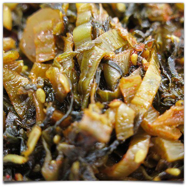 普通の高菜漬けじゃ物足りないという方にオススメなのがワンランク上の味わい、高菜キムチです。上品で優しい味が人気です。ごまとにんにくで旨みを増した高菜をごま油がほんのり包み、マイルドでコクのある味わいです。高菜の味や食感はそのままに、ふわっと...