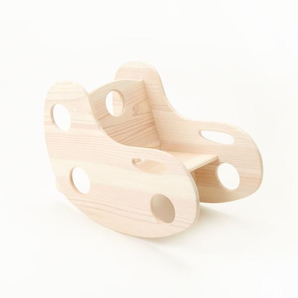 ピーナッツ型の子ども用ロッキングチェアです。後部にストッパーを装着しており、反り返りすぎる事のないようにしてあります。WT016-01サイズ： W60×D33×H45cm（座面高17cm）素材：青森スギ